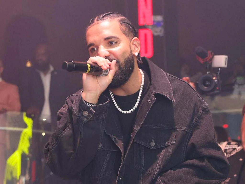 Drake perde quasi un milione al Super Bowl. Ecco come