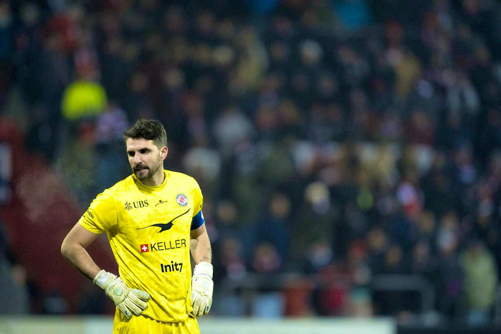 Winti keeper Kapino guards the league's shooting gallery