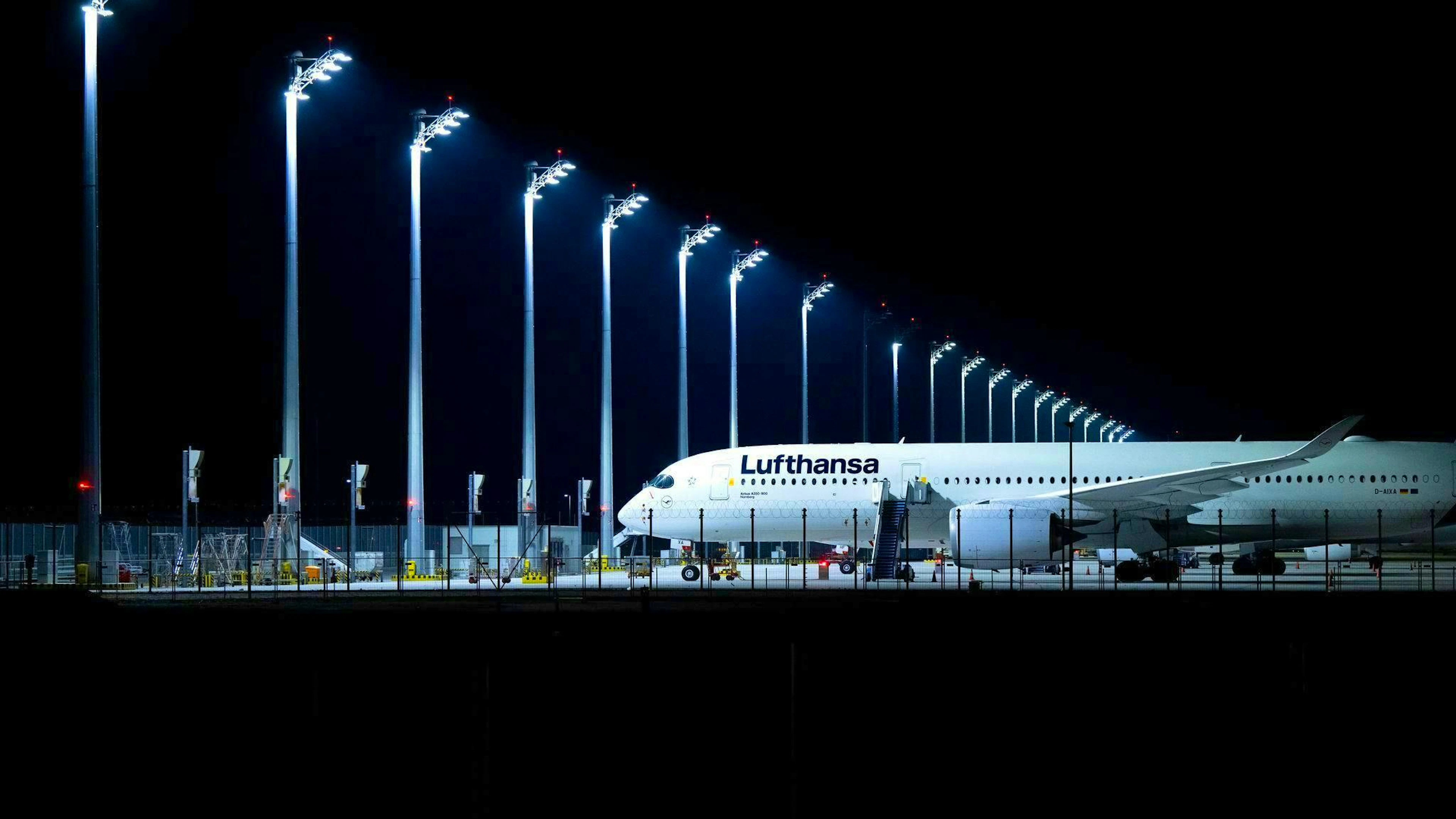 500 passengers stuck on planes at night due to snow