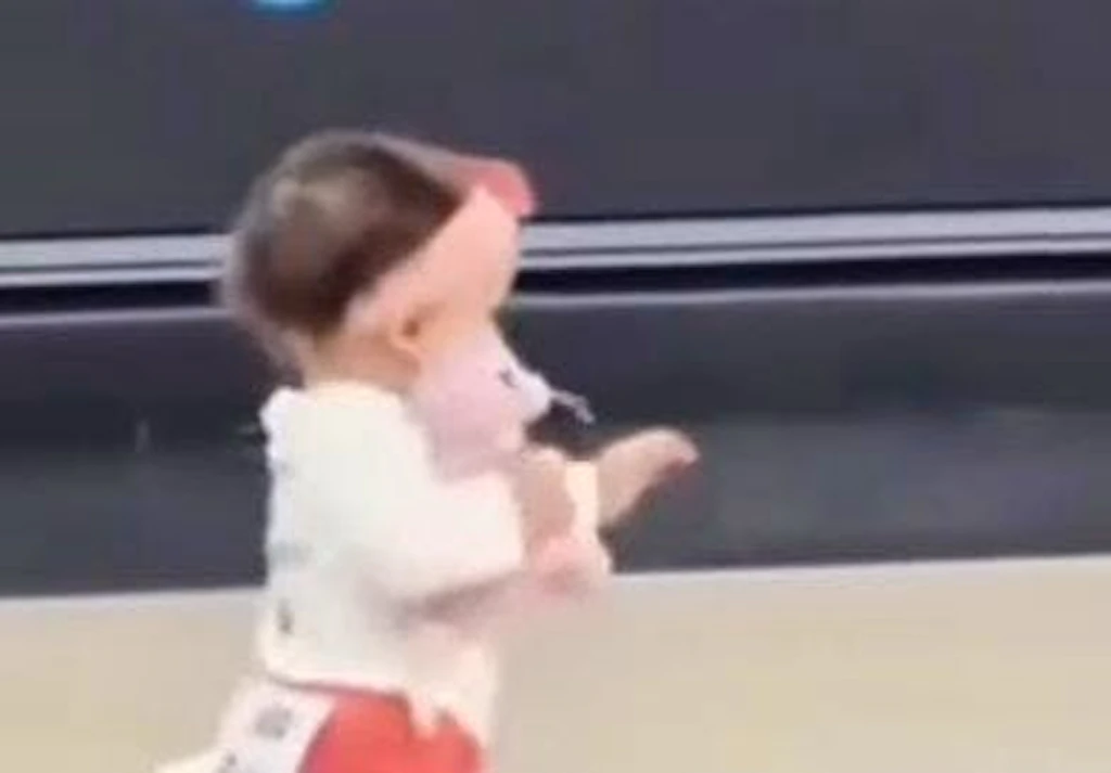 Durante una gara di gattonamento una bimba si alza e fa i suoi primi passi