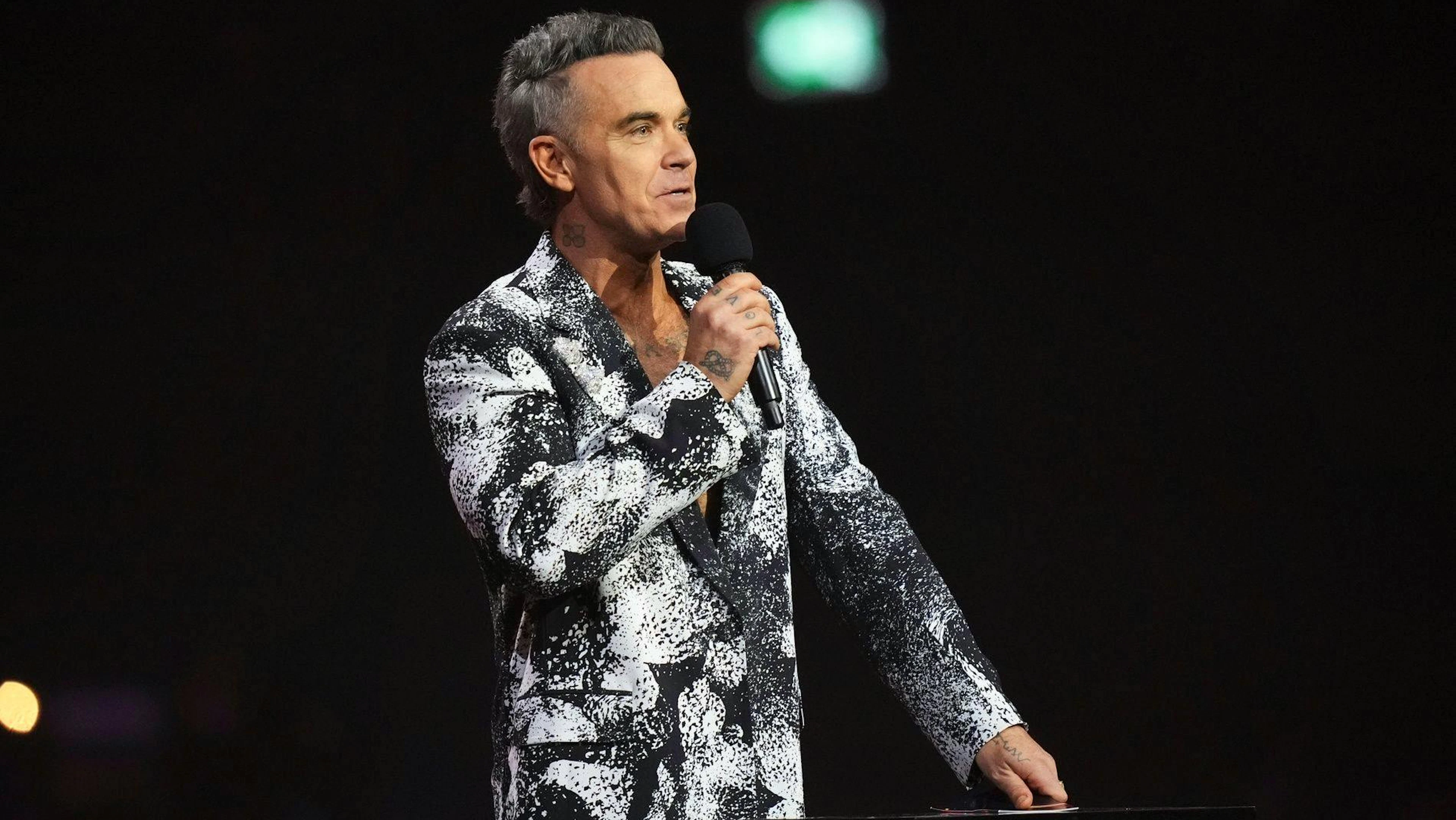 Robbie Williams rompe con il suo storico manager, ecco perché