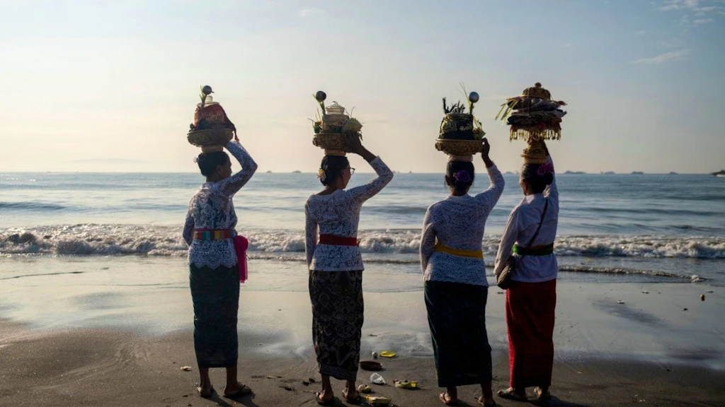 Insulta una festa religiosa di Bali, turista svizzero finisce in manette