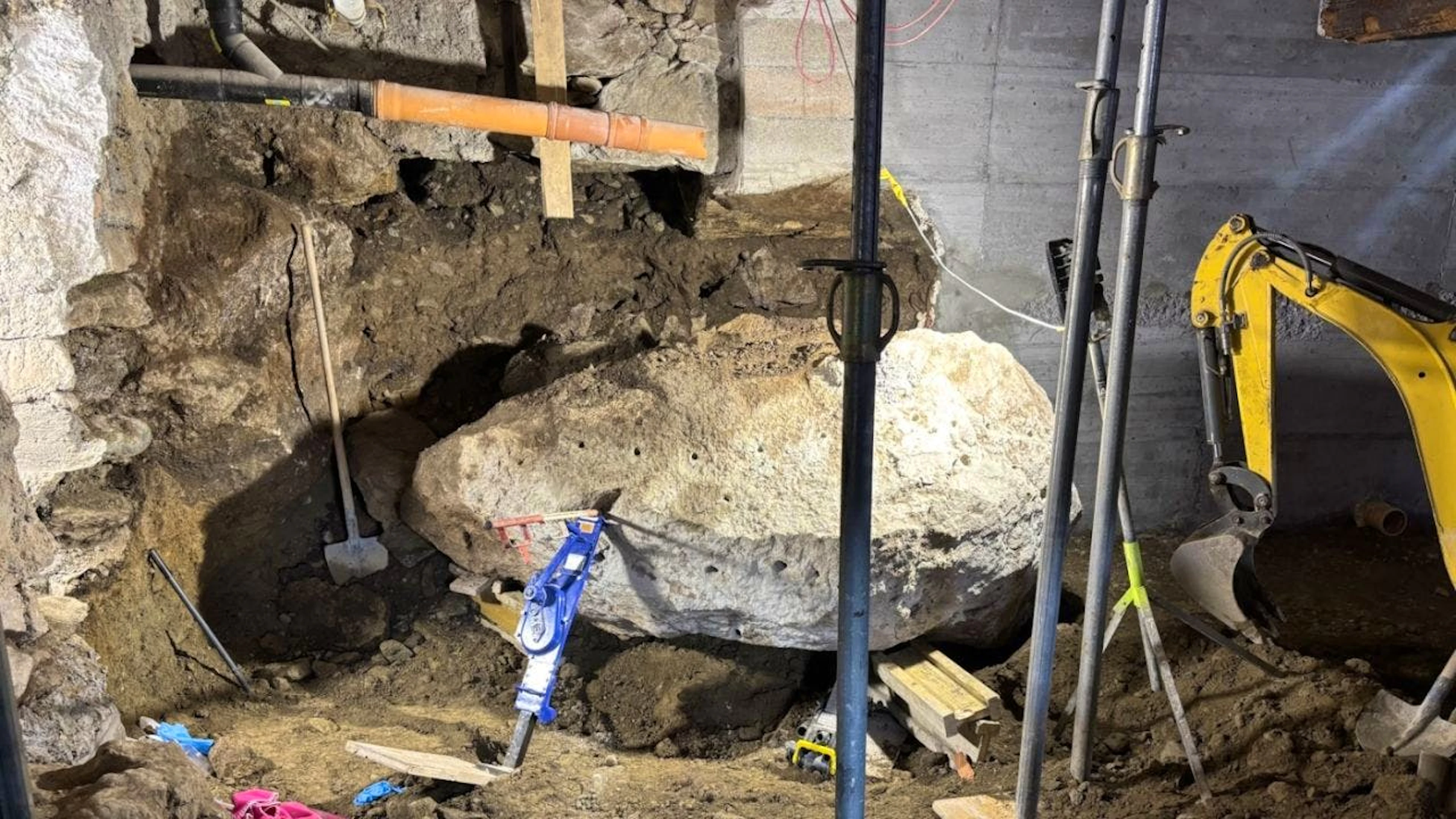 Valsot, Masso gigante intrappola un operaio: ferito gravemente