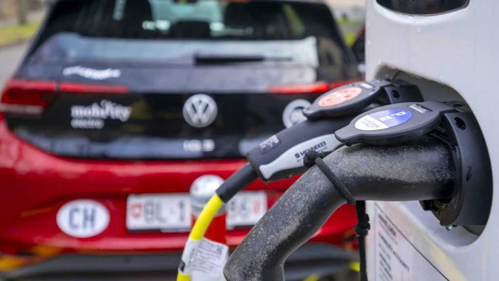 Auto: boom dell'elettrico in Svizzera su piattaforma vendita