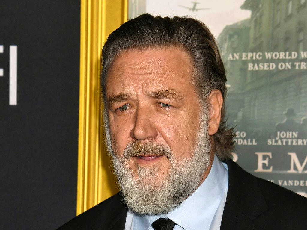 Il video di Russell Crowe che sbotta contro i fan fuori dall'hotel ...