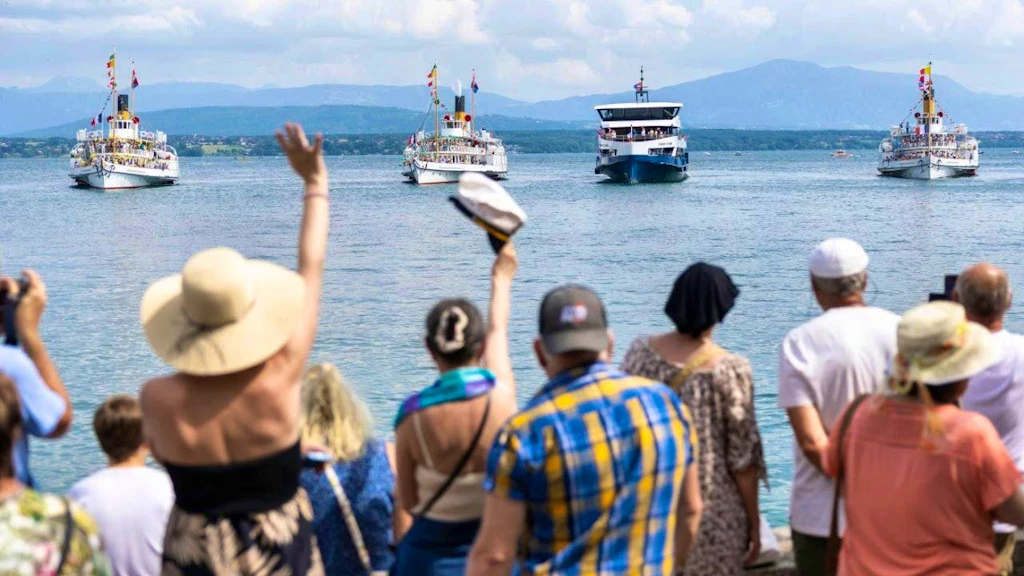 CGN boat parade attracts 8000 people to Nyon VD