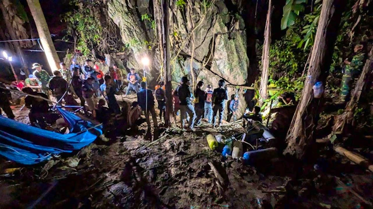 Laos: Rescuers discover new access to flood cave