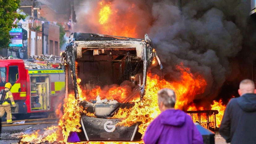 Riots in Belfast: Houses and cars in flames